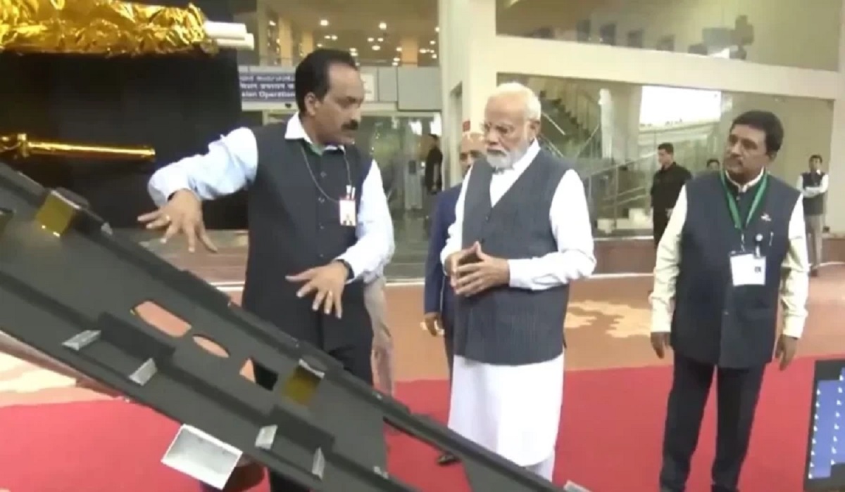 Pm Modi Reached Isro Command Center And Announcement Of Name Of Chandrayaan