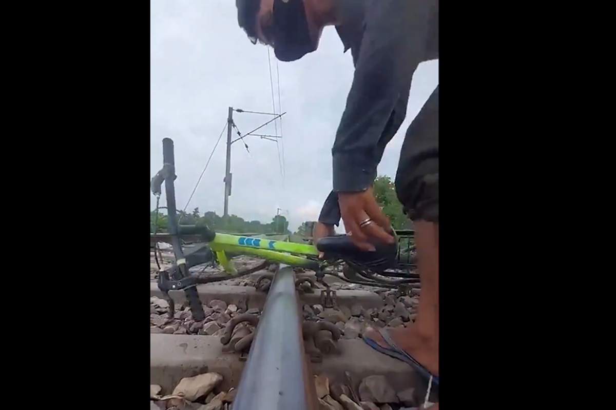 Uttar Pradesh Gulzar Who Kept Heavy Luggage On Railway Tracks Arrested